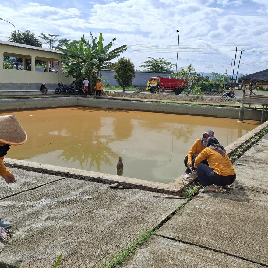 KERJA BAKTI PENANAMAN BUNGA DI SEKITAR KOLAM MILIK DESA KALIPELUS ...